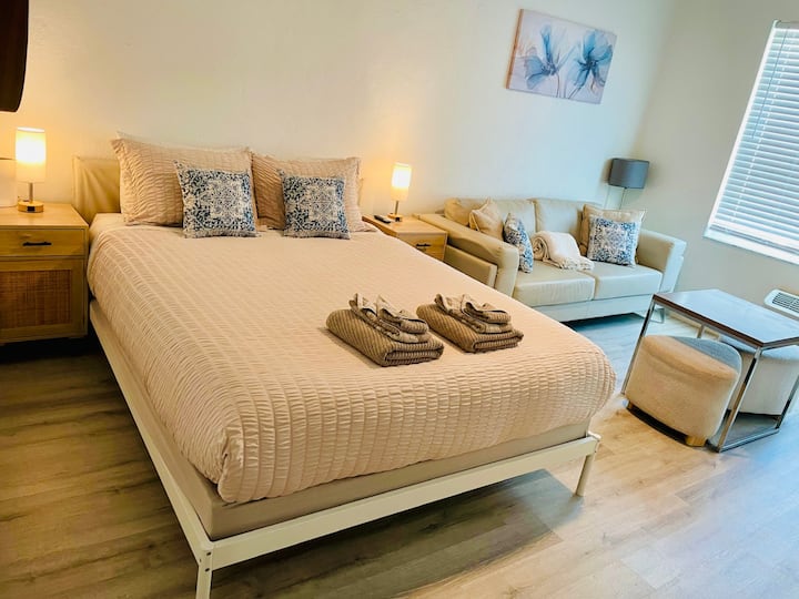 Sunny Studio With Pool Near The Beach - Miami Beach, FL