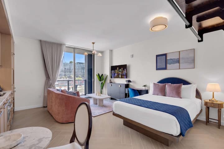 Nomad Wynwood  Studio, Balcony, Rooftop Pool - Miami, FL