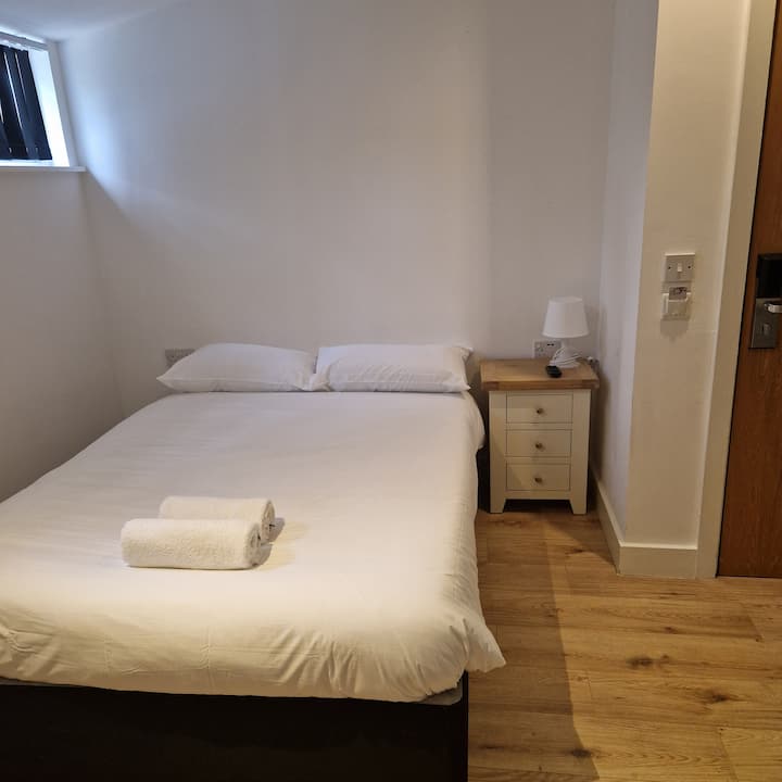 Twin/double Double Bedroom - Beverley, UK