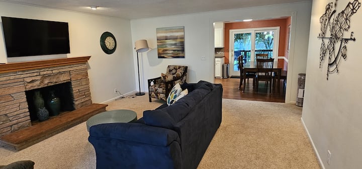 Comfy & Quiet Meets Artsy - Springfield, OR