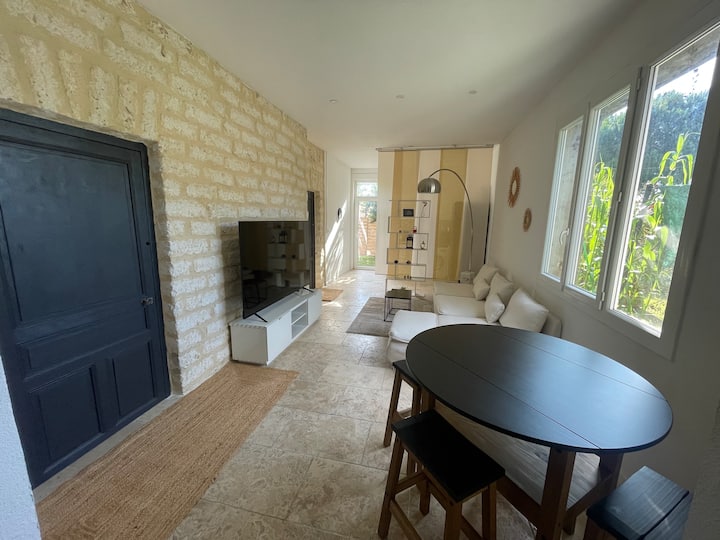 Maison De Charme En Pierre Avec Jardin Privé - Vauvert