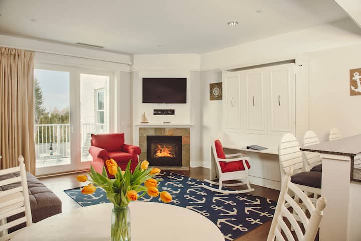 Cozy Captain Suite 219 In Bay Harbor, Mi! - Petoskey, MI