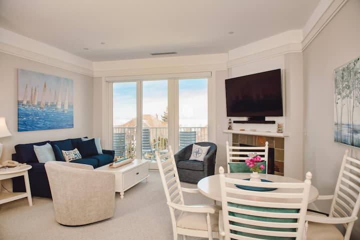 Charming Lakeview Suite For 2 In Bay Harbor! - Petoskey, MI