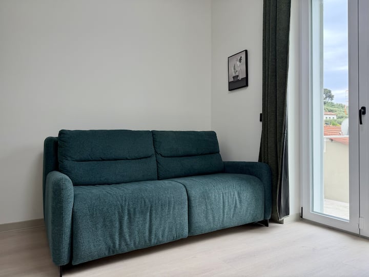Host4u-charming New Apartment With Terrace&parking - Imperia