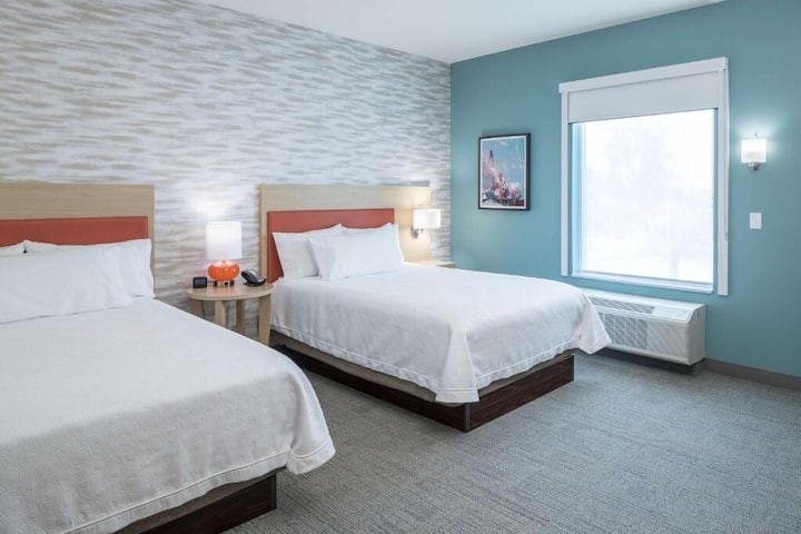 Polished 2 Queen 1br | Pool Bar & Cape Beach Fun - Cape Canaveral, FL