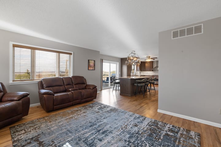 Heated Pool, Views, Chef's Kitchen, 3 Levels - Rapid City, SD
