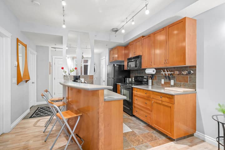 Bridgeland Beauty - Ug Parking, Balcony, Fireplace - Calgary
