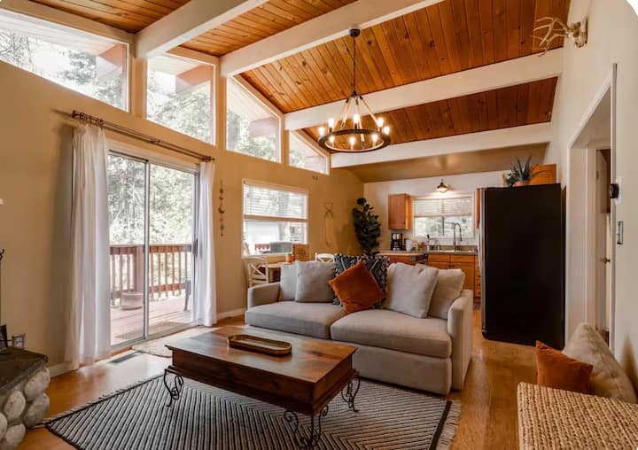 Cozy Lil Cabin W/hot Tub&fireplace! Walk To Shops! - San Bernardino, CA