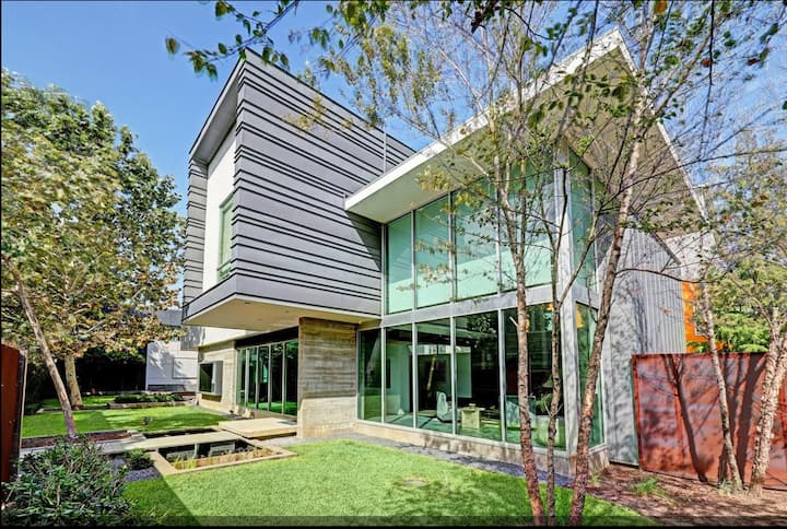 Luxury Retreat W/ Pool, Sauna & Sport Court - 