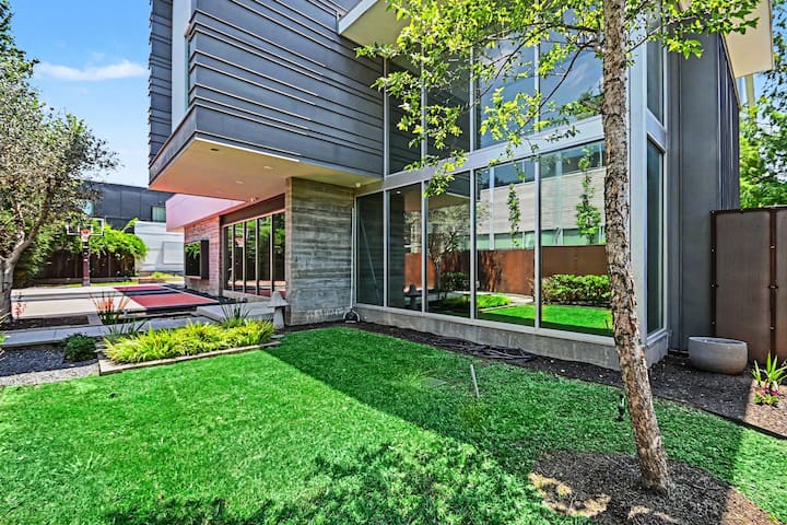 Luxury Retreat W/ Pool, Sauna & Sport Court - Houston, TX
