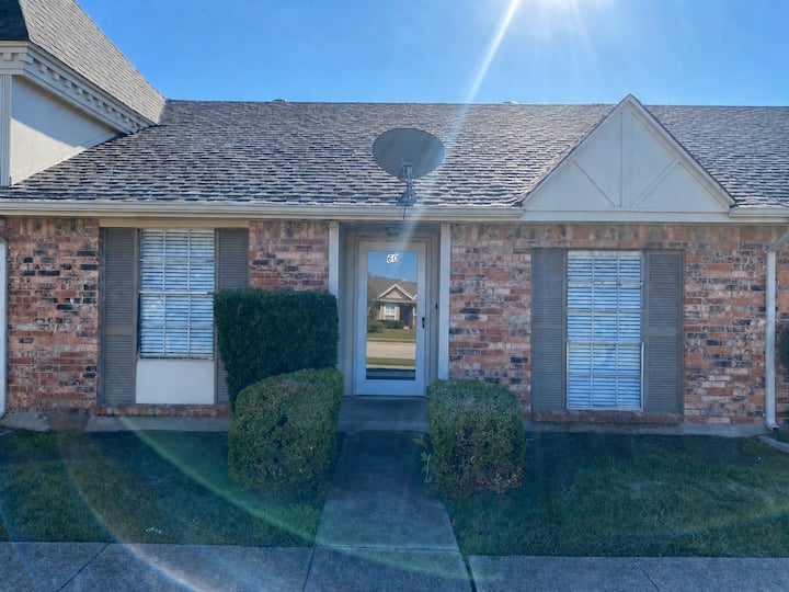 Cozy Townhome Near At&t Stadium | Sleeps 6 - Grand Prairie, TX