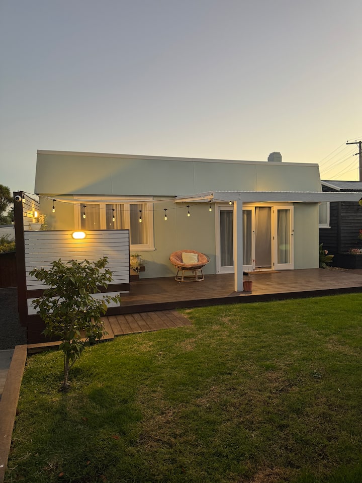Central & Cozy Raglan Home | Walk To Town - Raglan