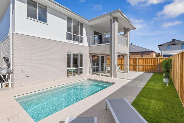 Yellow Door Pool Retreat, Heated Pool, Sleeps 12 - Geelong