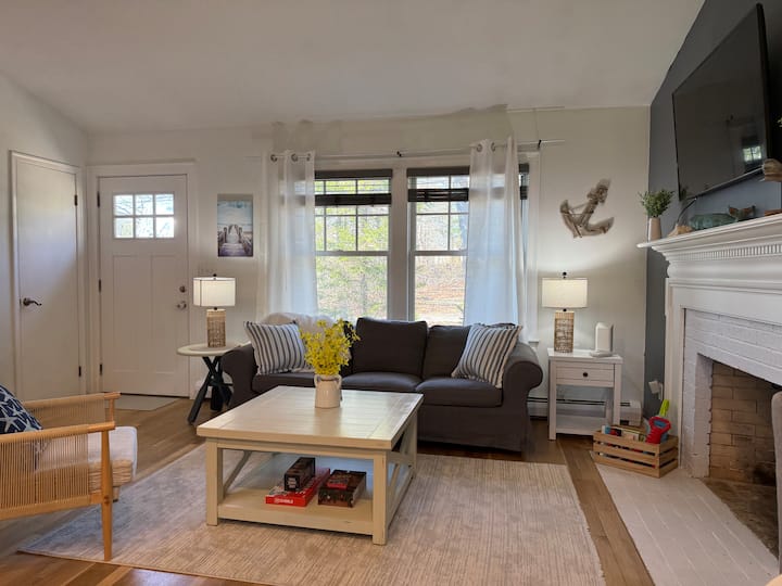 Falmouth House | Walk To Private Beach - Falmouth, MA
