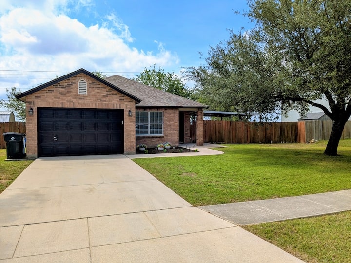 Cozy Seguin 3br/family & Travel Friendly - Seguin, TX