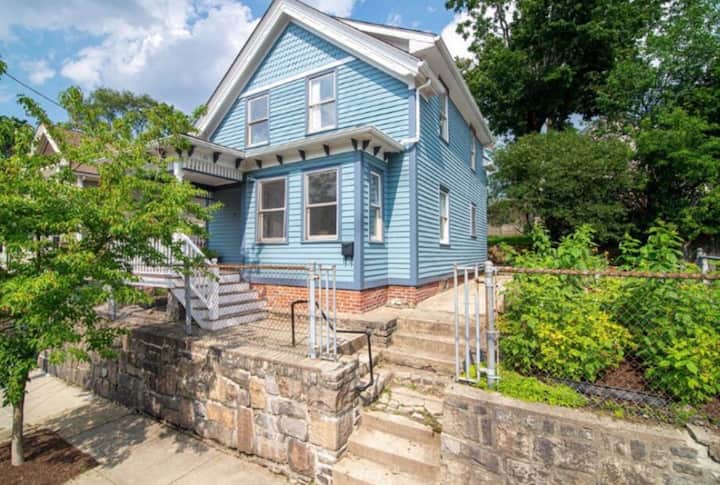 Cozy Sunlit Home W Open Kitchen & Great Backyard - Providence, RI