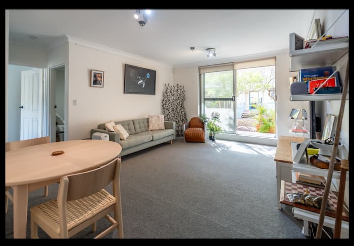 Clovelly Beach Apartment With Garage - Randwick