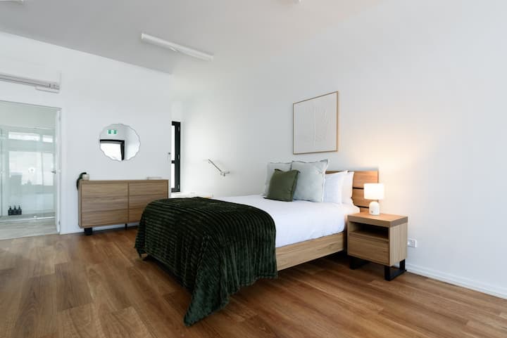 Modern Studio Near Burnie | Cozy & Bright - Burnie