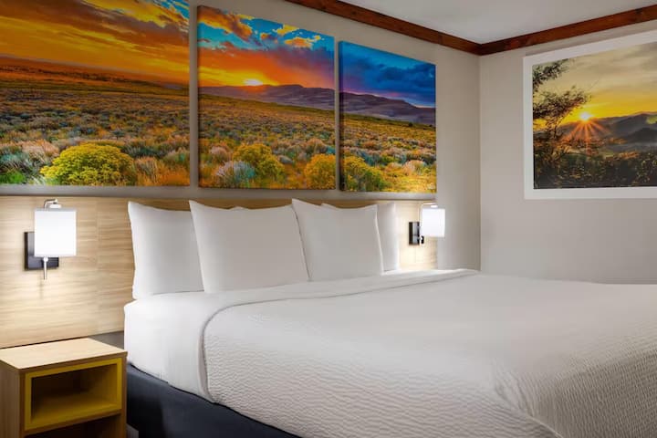 Days Inn Grape Creek King Suites Pool/breakfast - Fredericksburg, TX