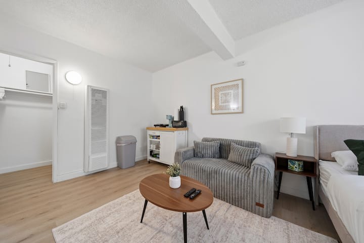 Minimalist Studio • 5 Min To Mar Vista - Culver City