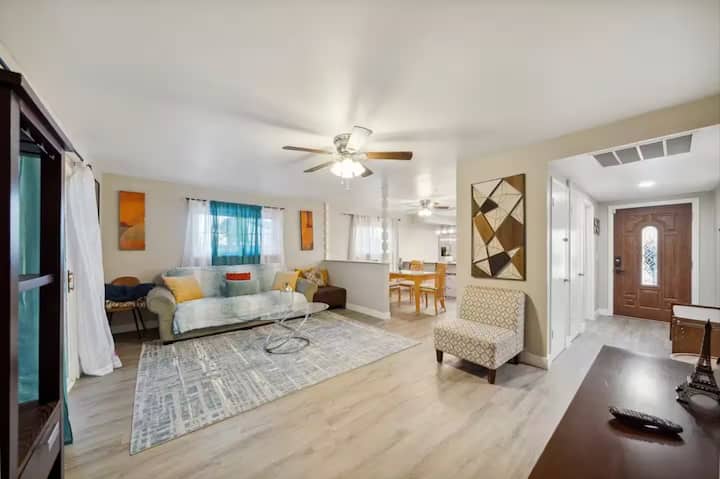Canyon Country 3br Retreat W/ Patio & Mt. Views - Santa Clarita, CA