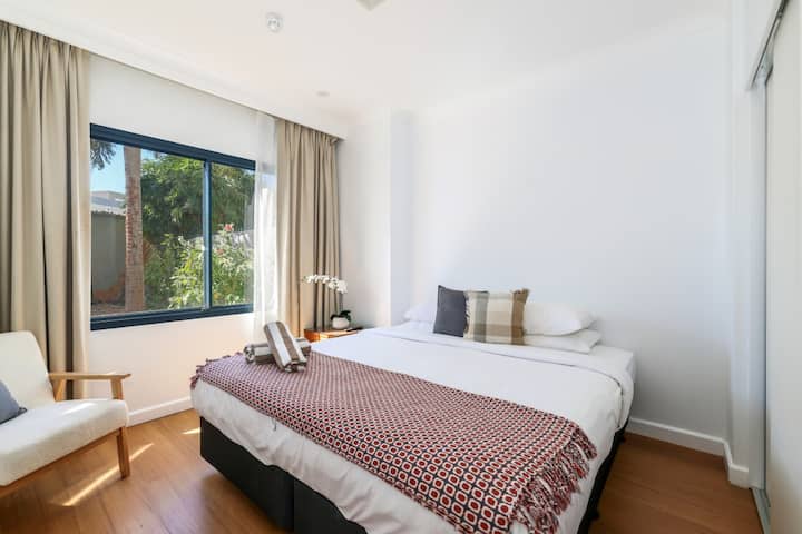 Resort Escape: King Bed, Pool & Balcony - Darwin
