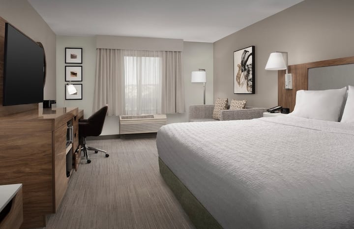 Stylish 1 King Sofa Bed Hotel Suite W/ Breakfast - Paso Robles, CA