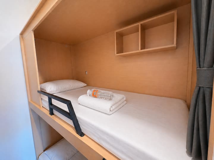 Twin Bunk Bed For 2 Guests, Next To Bugis Mrt - Singapour