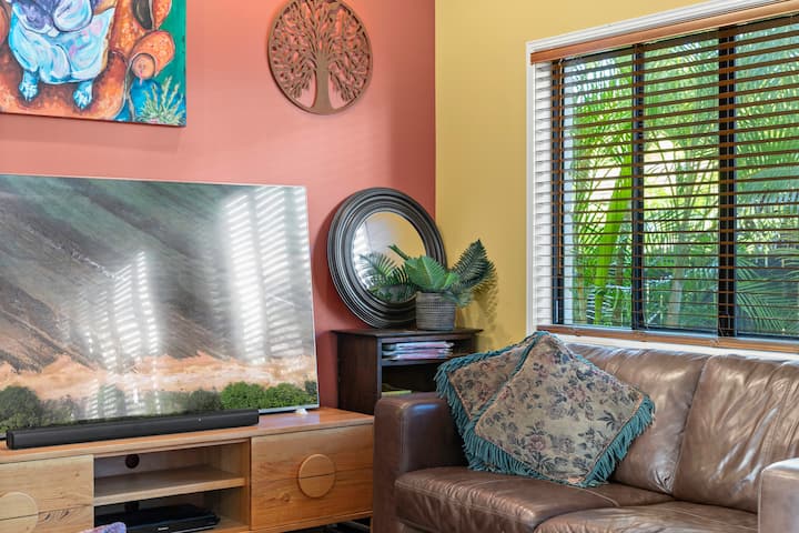 Vintage Charm & Tropical Palms | Urraween - Hervey Bay