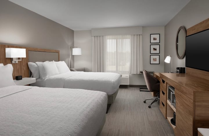 Stylish 2 Queen Hotel Suite W/ Breakfast - Paso Robles, CA