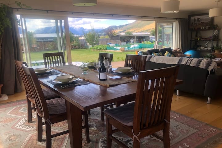 Sunny Home With Large Living Area & Garden - Glenorchy
