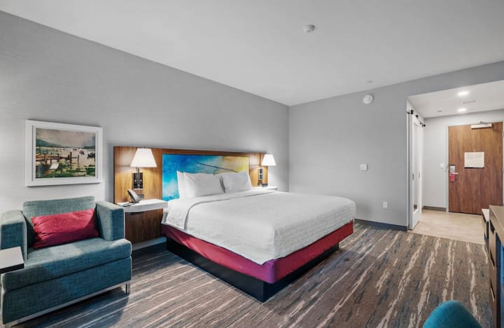 Stylish 2 Queen Hotel Suite W/ Parking & Breakfast - Cayucos, CA