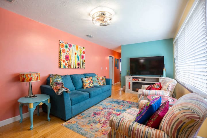 Whimsical Cocoa Escape: The Purple Picket Bungalow - Cocoa, FL