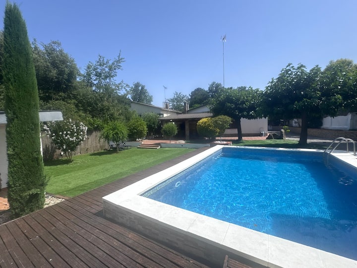 Beautiful Villa With Private Pool - Breda, Spain