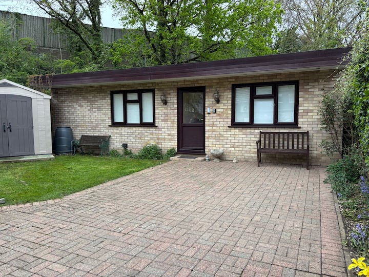 Egb_2br Lovely And Nice 2 Bed Bungalow In Egham - Staines-upon-Thames
