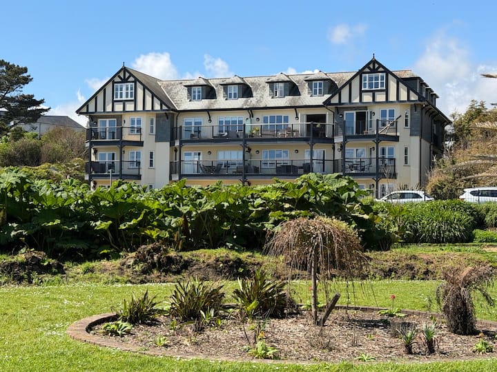 Seafront Gyllyngvase Beach | Sunrise Sea Views - Penryn