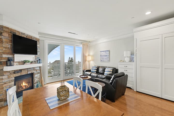 Captain's Lakeview Suite 404: Bay Harbor Retreat. - Petoskey, MI
