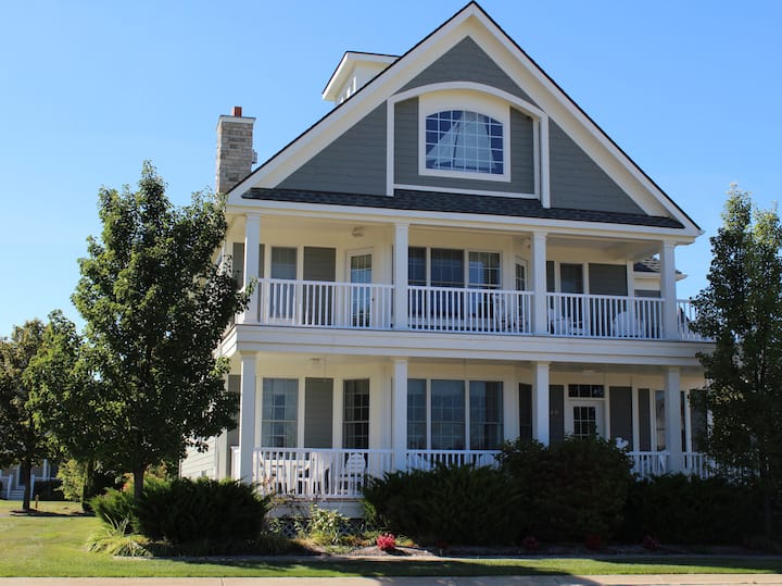 Spacious 4-bedroom Retreat In Bay Harbor - Petoskey, MI