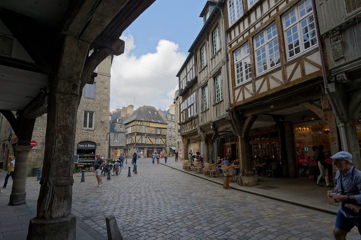Chambre D'hôtes Bleue Dans Une Maison Du Xv Siècle - Dinan