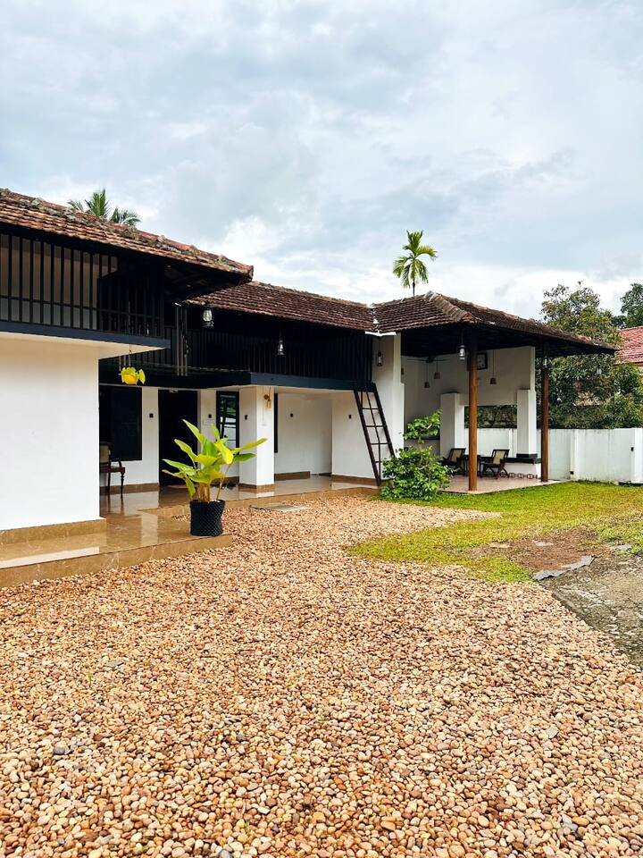 Cherys Bungalow Homestay -Quiet Side View - Thiruvalla