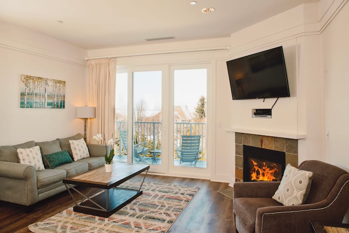 Luxury Bay Harbor Condo With Lake Views - Petoskey, MI