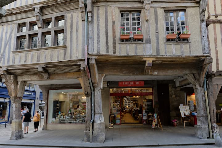 Chambre D'hôtes Blanche Maison Du 15e Siècle - Dinan
