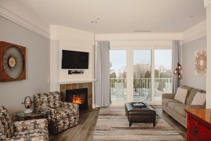 Maritime Suite 214: Charming 2-bedroom Retreat - Petoskey, MI