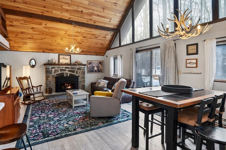 Pocono Lake Cabin  Fireplace + Deck + Firepit - Arrowhead Lake, PA