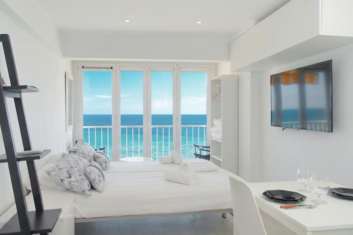 Seafront Studio With Direct Beach View + Wifi - Playa de Aro