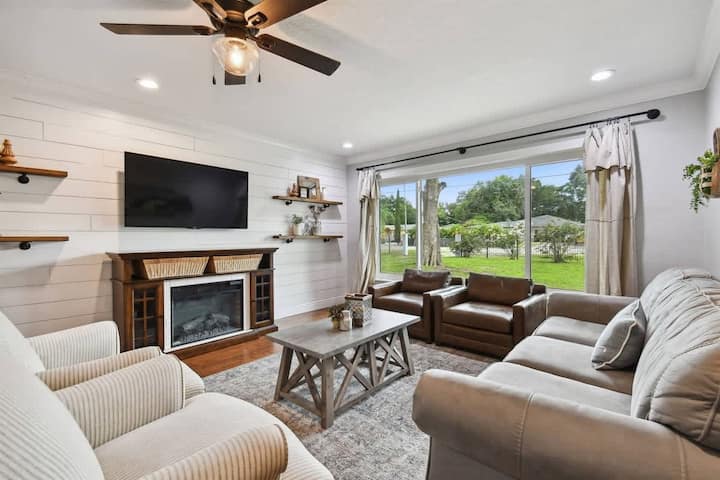 Spacious 4br + 3.5ba Home | Backyard | Tampa & Usf - Tampa, FL