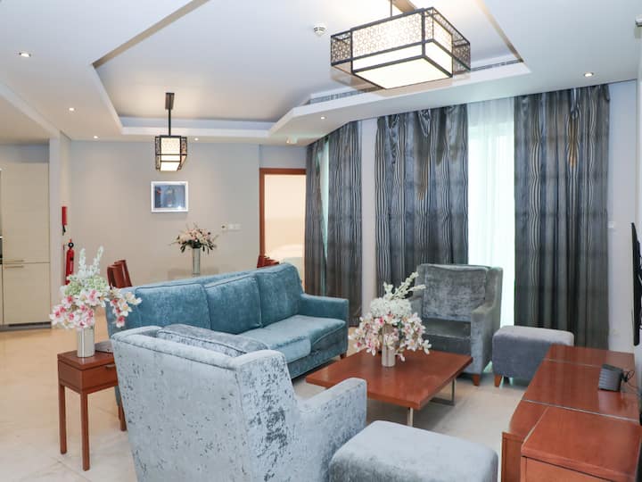 Chic Haven With Private Balcony - Mascate