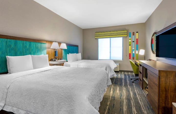 Stylish 2 Queen Hotel Suite W/ Parking & Breakfast - Carlsbad, CA