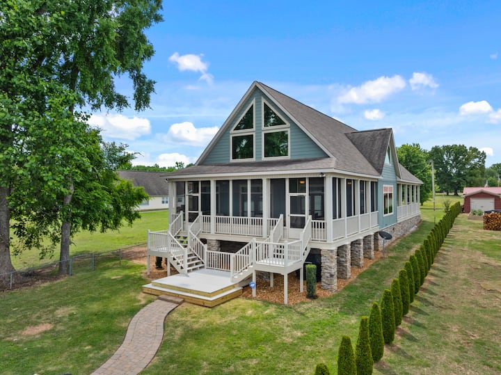Lakefront W Boathouse, Fire Pit, Bunk Room, Pets - Muscle Shoals, AL