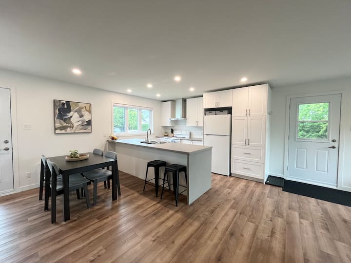 Appartement Neuf De 3 Chambres. Rdc D'une Maison. - Sherbrooke